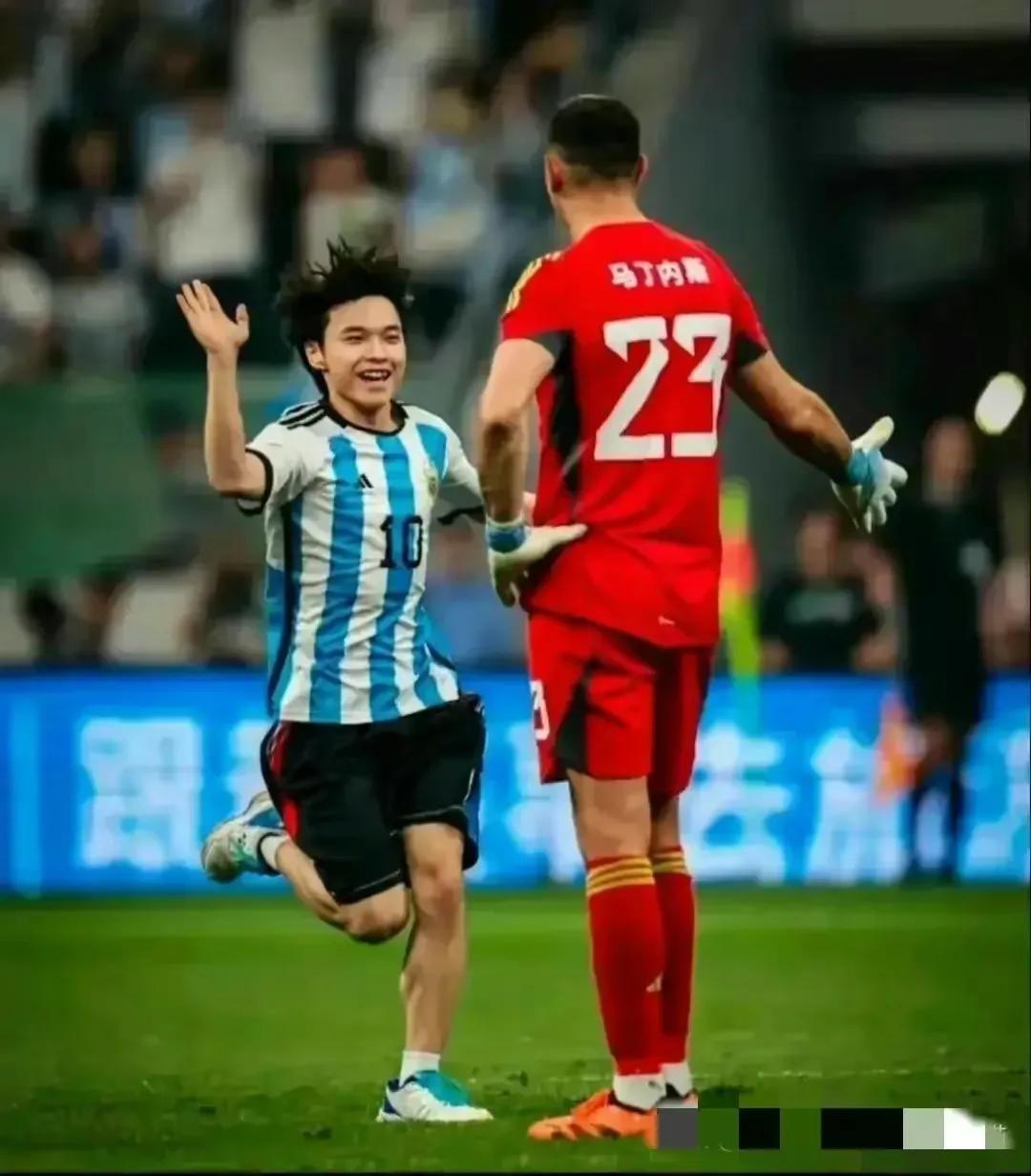 Hug with Messi and high five with Martin, he became the most beautiful ...