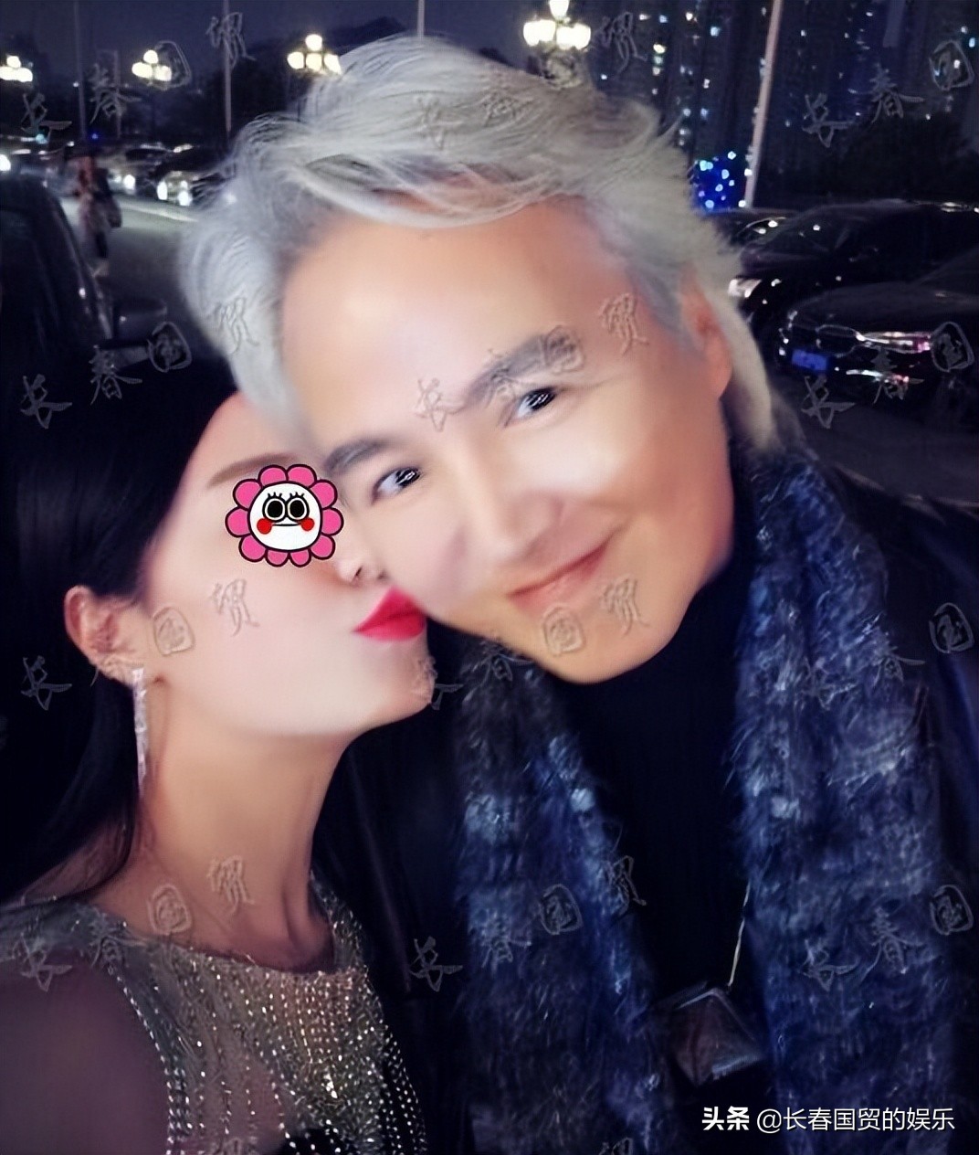 Zhang Ting's husband took a group photo with the long-haired woman ...