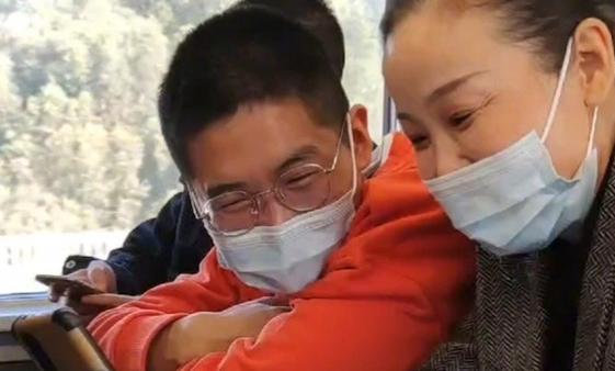 Sun Zhuo returned to his hometown with flowers in his hand. The crowd ...