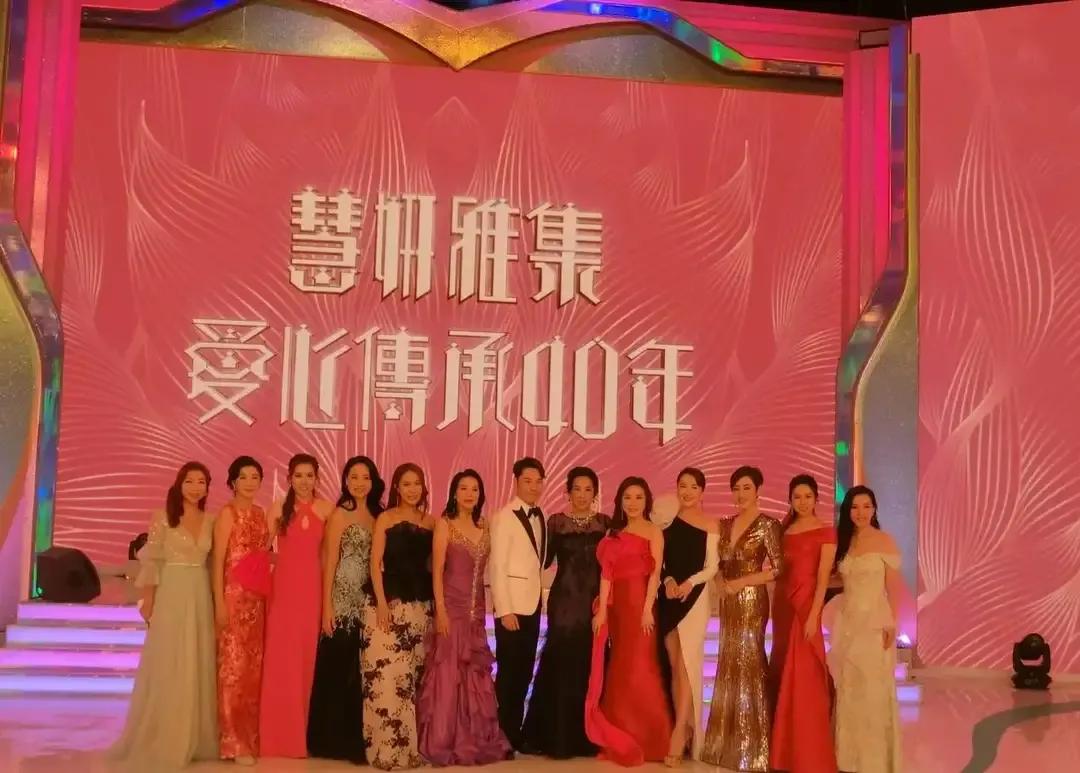 32 Hong Kong sisters of all generations gathered together and Zhu ...