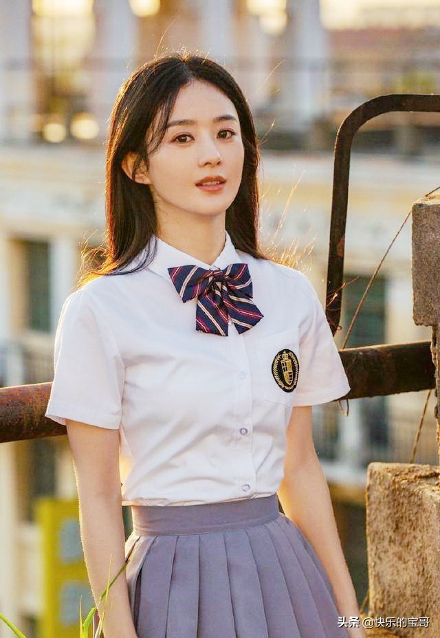 Zhao Liying's school uniform style is full of youthful atmosphere - iNEWS