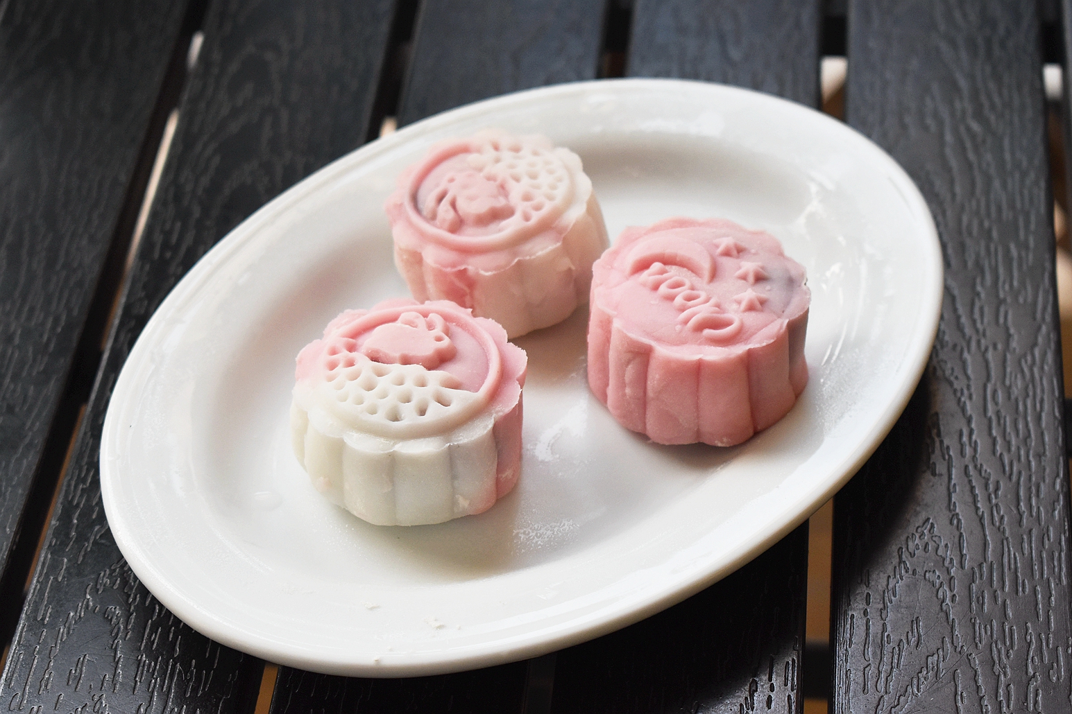 Snowskin mooncakes are soft and glutinous, nutritious, healthy and ...