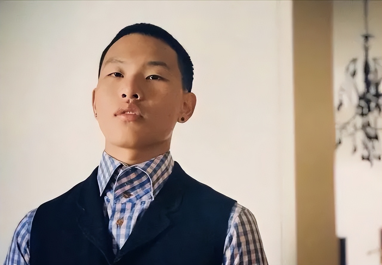 Chen Kun's son took a group photo with his family, his dark skin looks ...