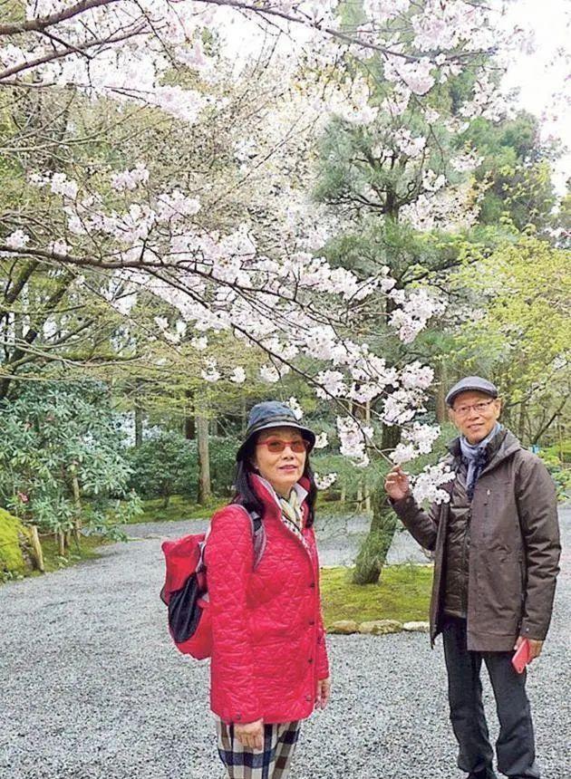 Wang Mingquan and his wife were photographed while traveling. She ...