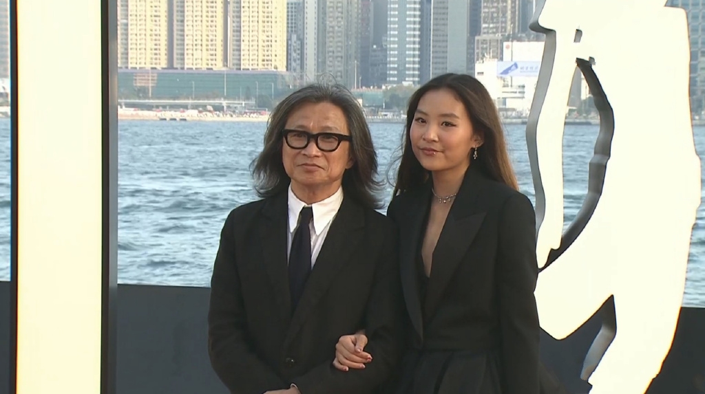 The aura is coming! Wu Junru held hands with her husband and was met by chance, and passers-by ...