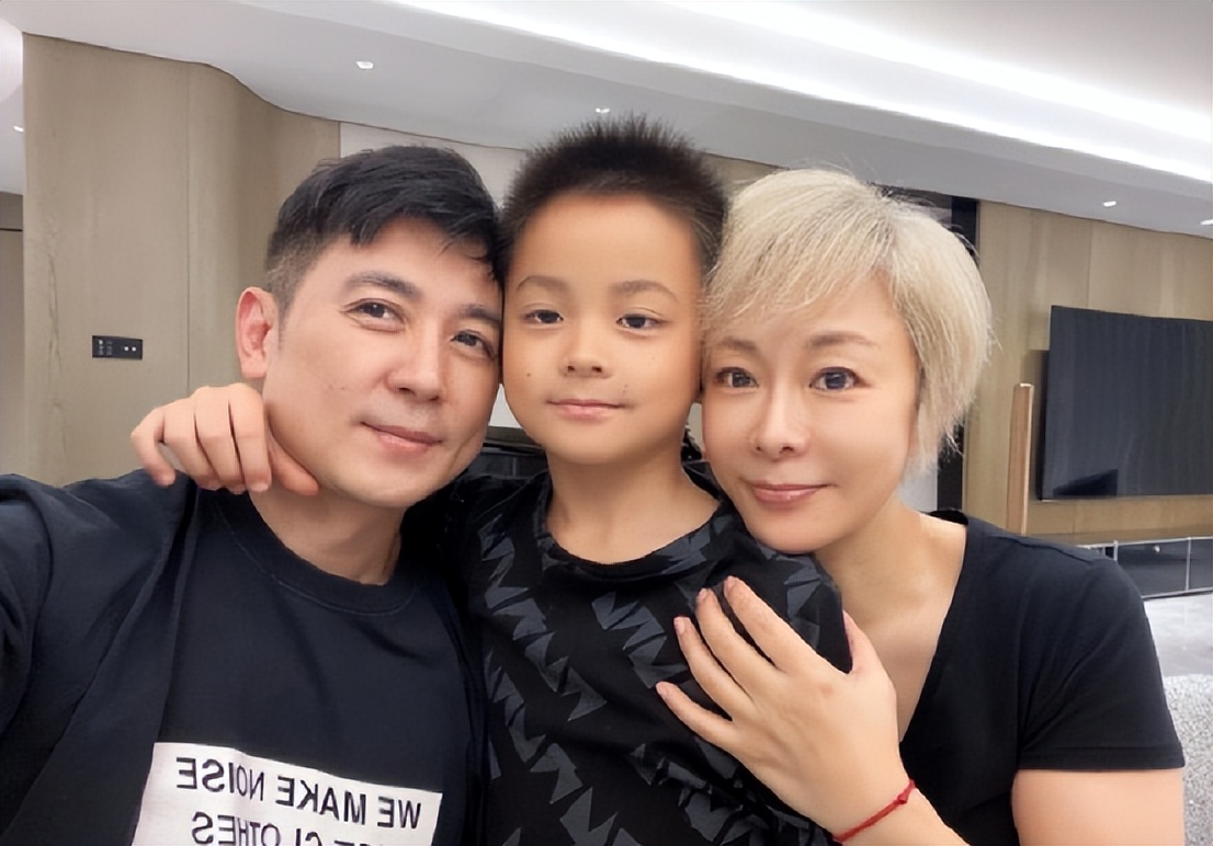 Bao Jianfeng's family portrait was exposed, his wife, who is 7 years ...