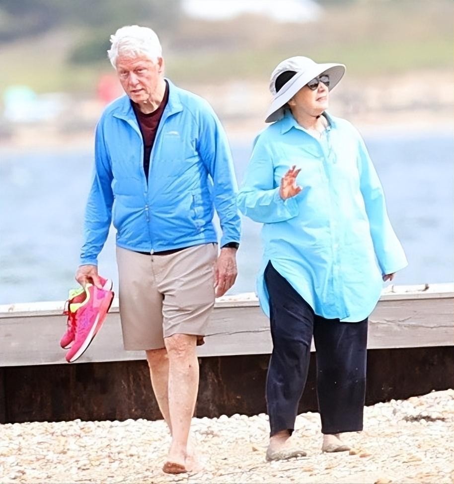 74-year-old Hillary has a big belly and is on vacation with Clinton at ...