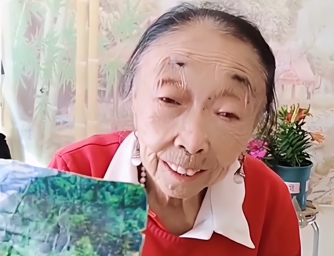 85-year-old Ma Yuqin and Li Yucheng went to the park, and someone ...