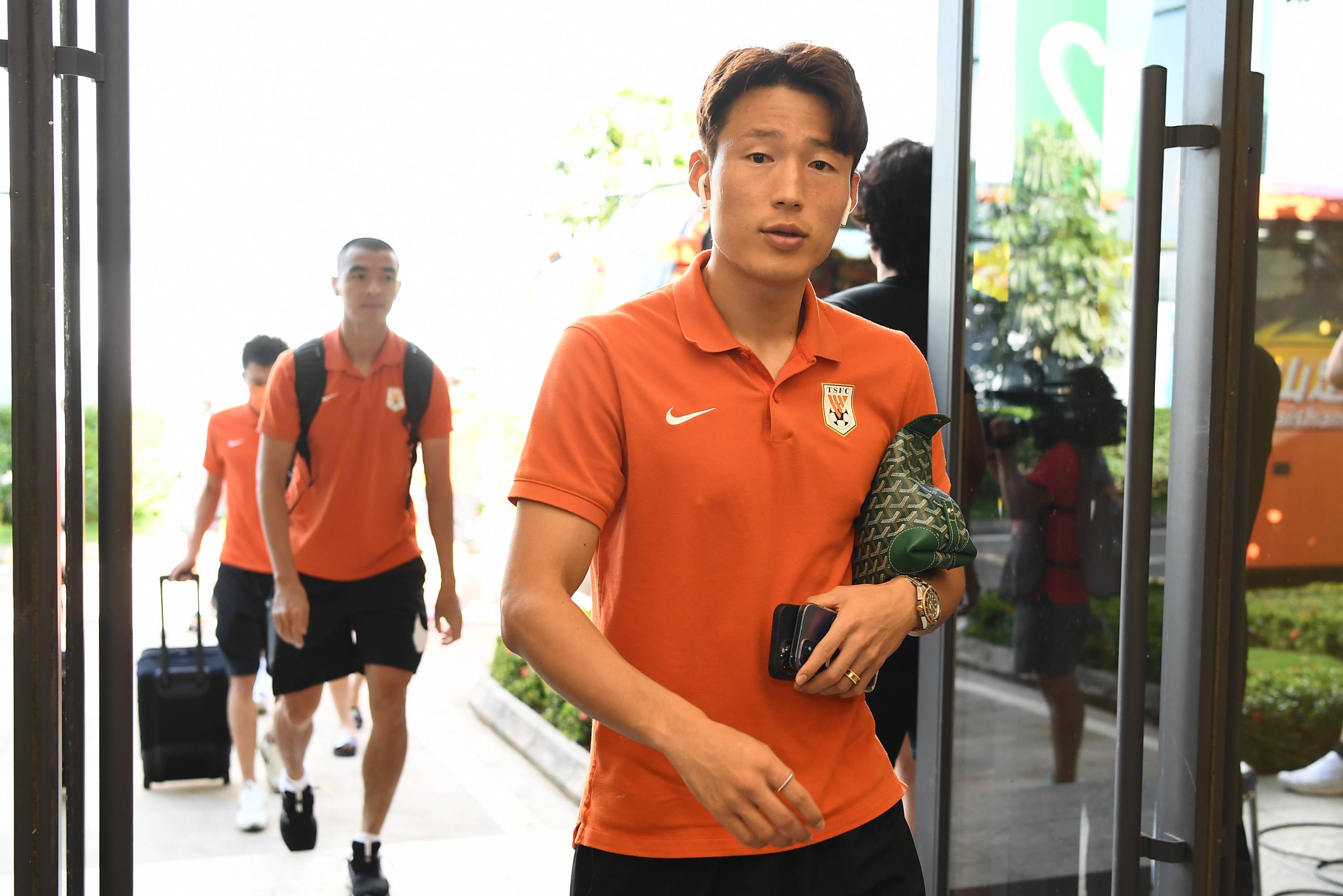 Sun Junhao failed to escape! Fleeing details exposed: Taken away at Shanghai airport, charged ...