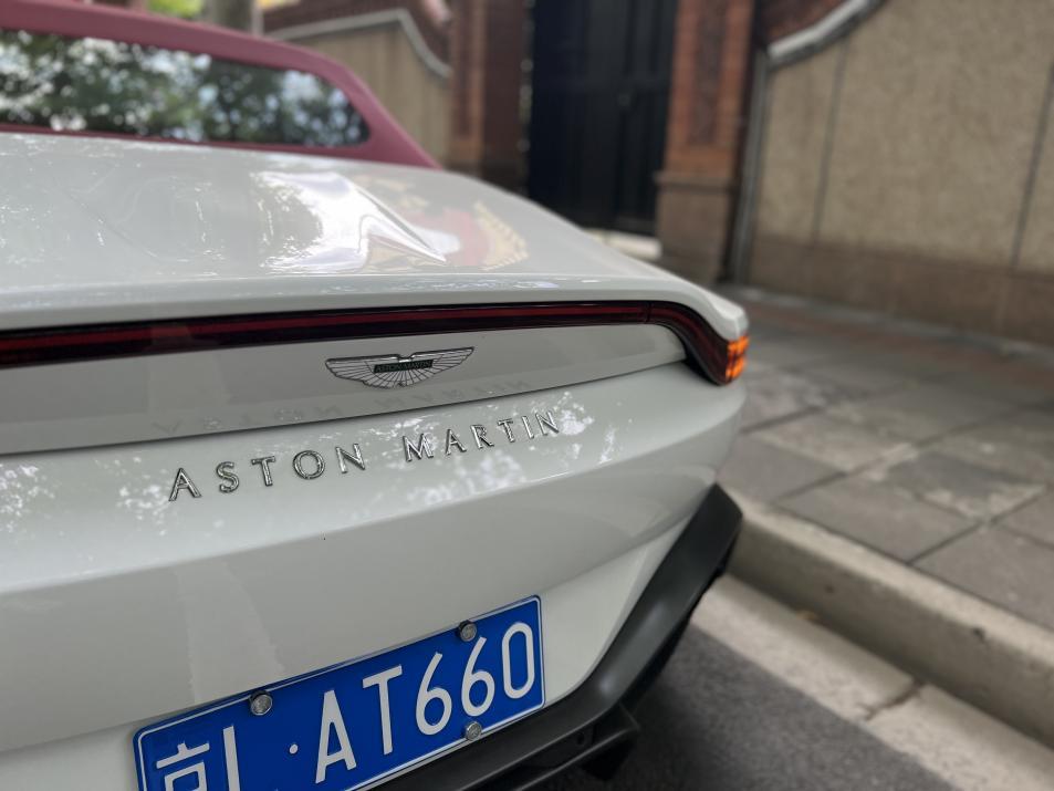Encounter with Aston Martin V8 Vantage on the Bund in Shanghai - iNEWS