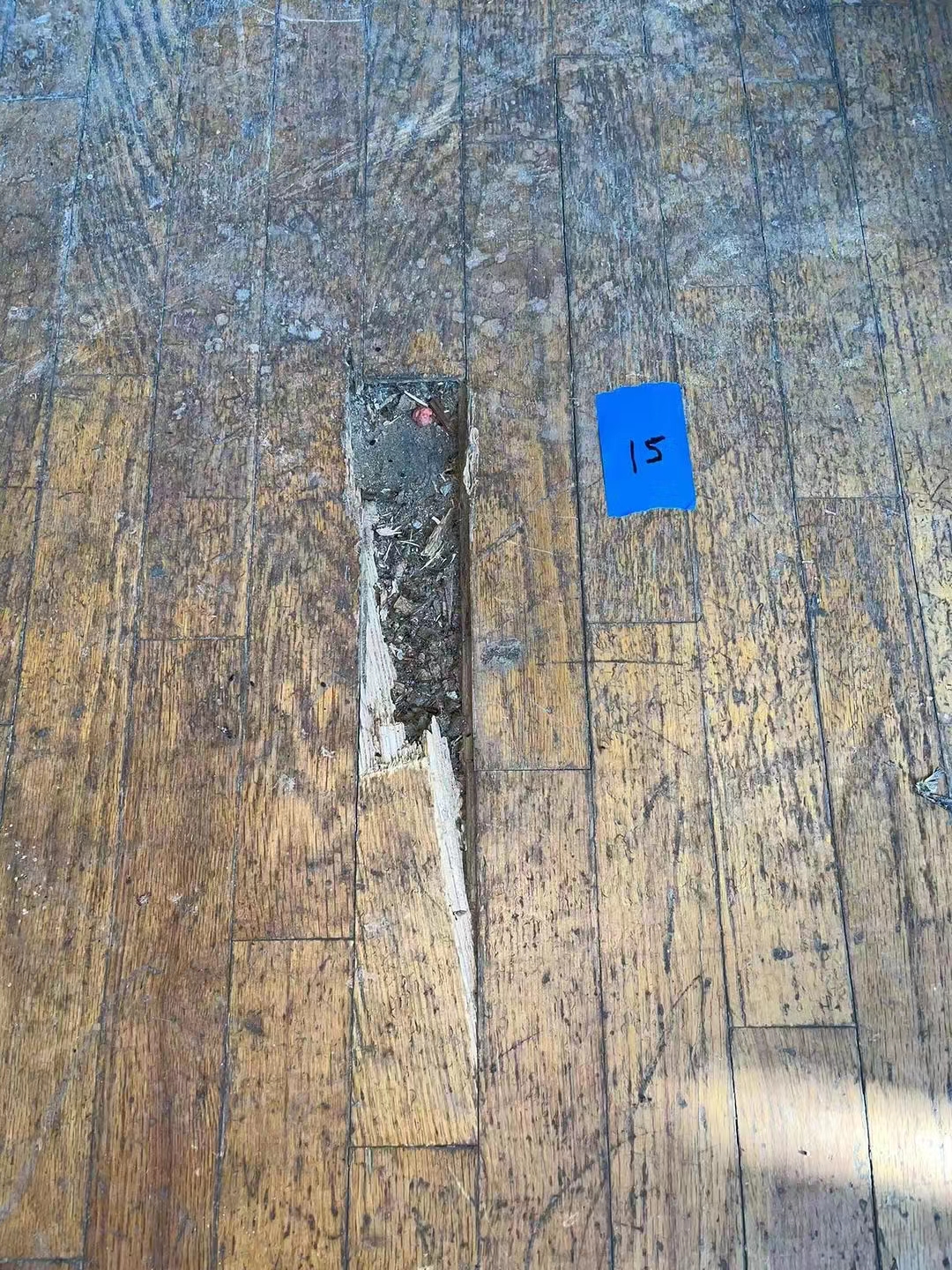 How to deal with the wooden floor of the basketball hall after soaking ...