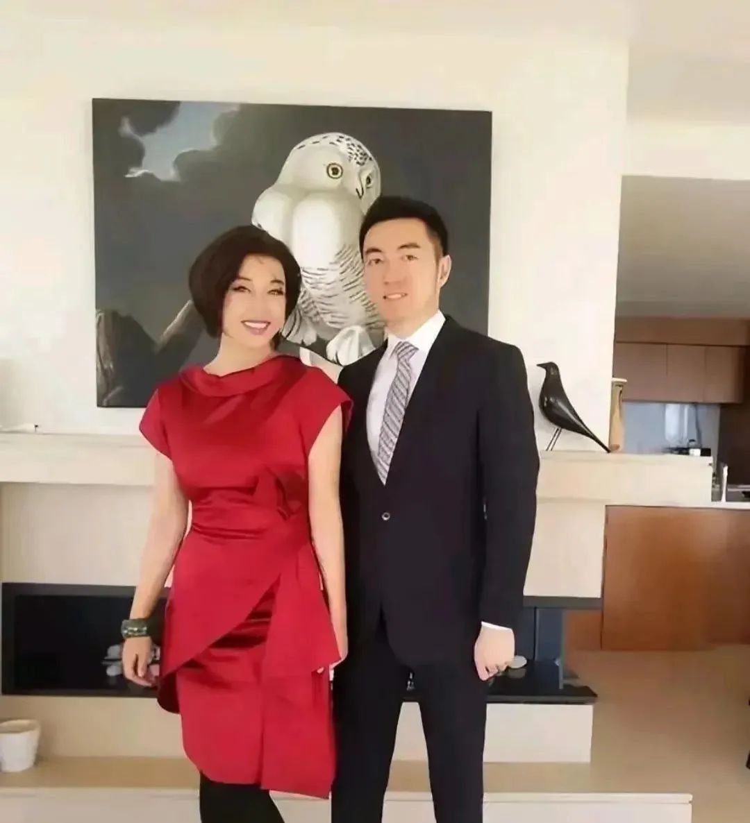 71-year-old Liu Xiaoqing cuddles with Xiaoxianrou Mansion, the two ...