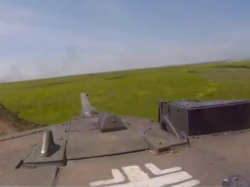 The Ukrainian army dragged back the Leopard 2A6 tank, painted with ...