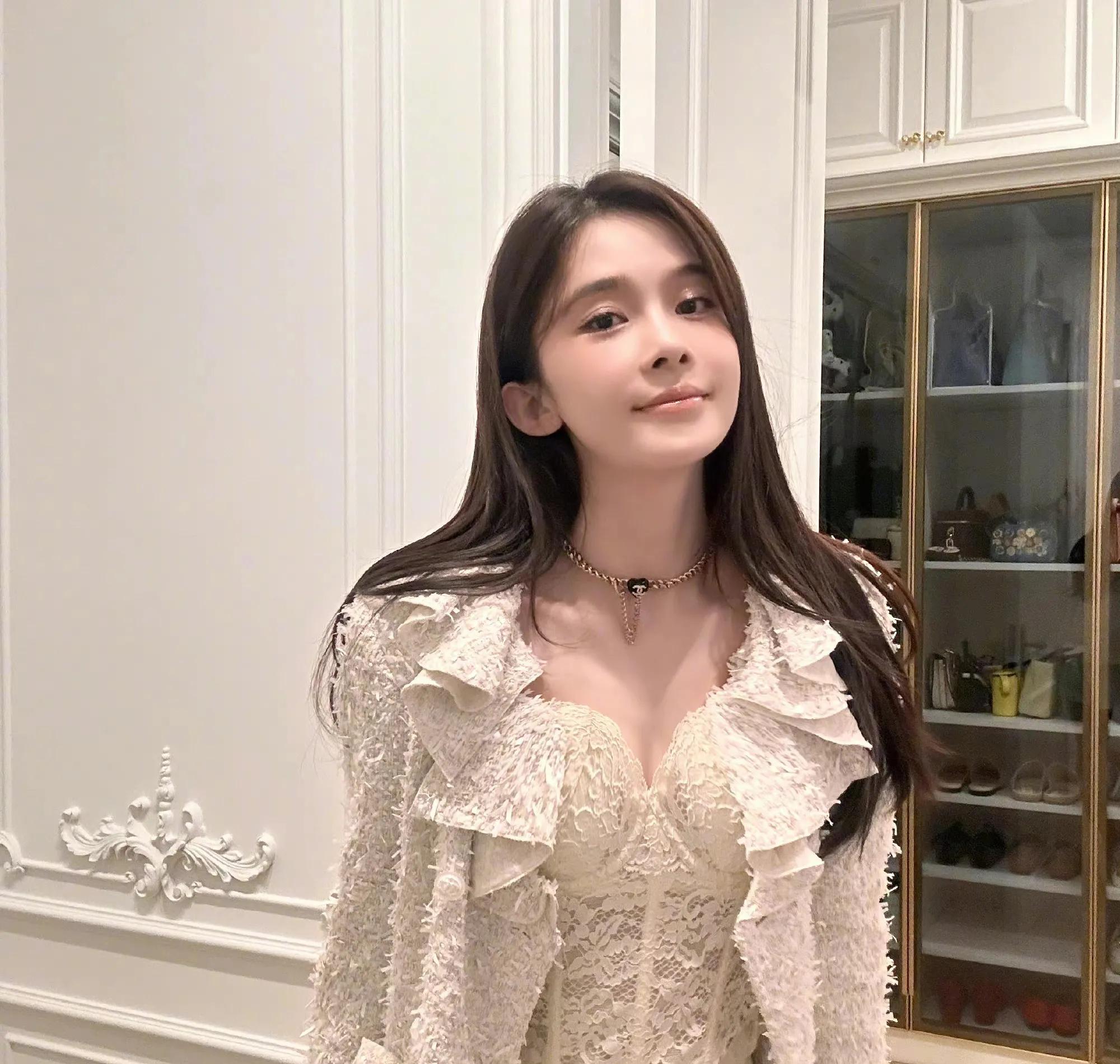 Zhao Yingzi is wearing a vest and pouting cutely, very cute and ...