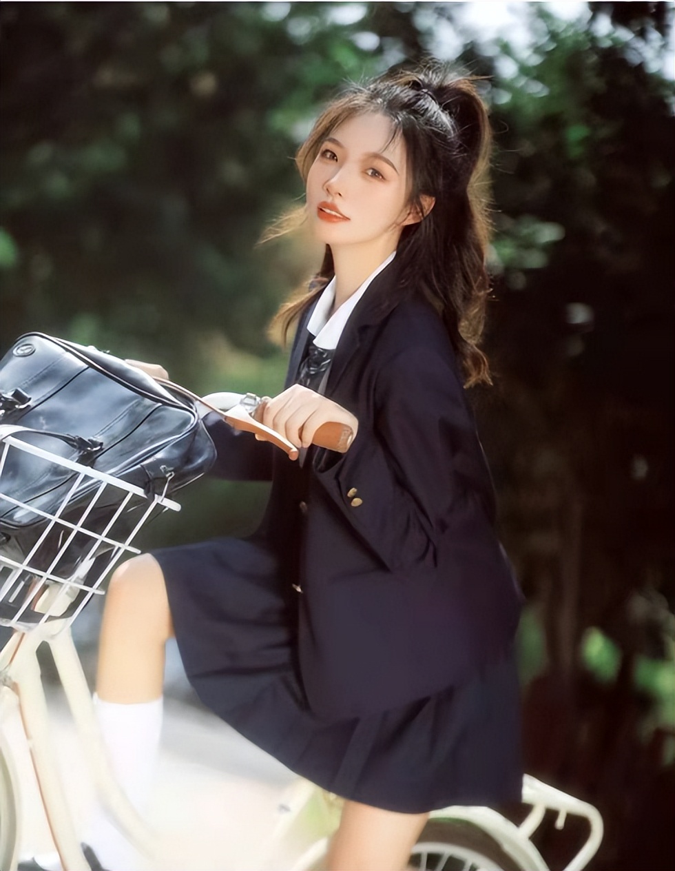 Momo Leng Leng Bai Guan frequently debuted and sang "The Wind Blows the ...