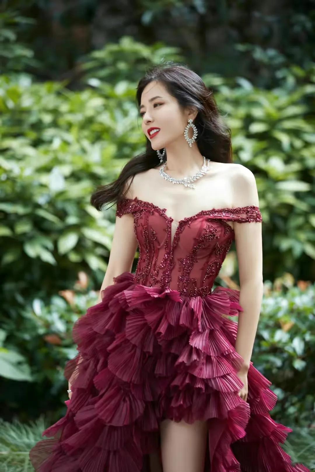 Actress Zeng Li - iNEWS