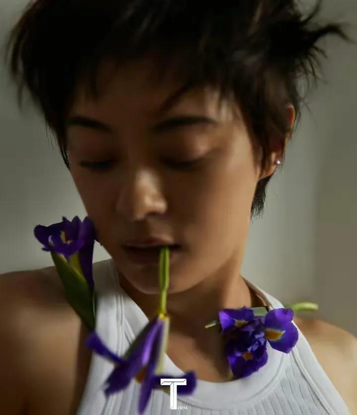 Found that the photo of Sun Li holding an iris flower is "so beautiful ...