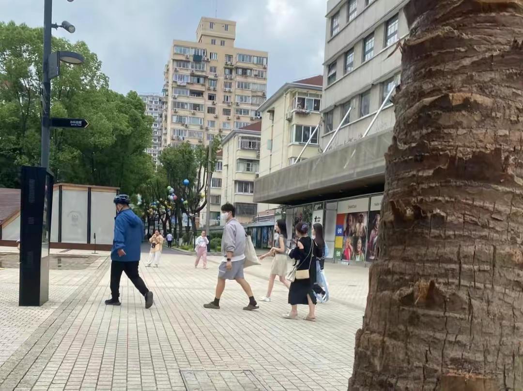 43-year-old Dong Jie appeared on the street without makeup, her limbs ...
