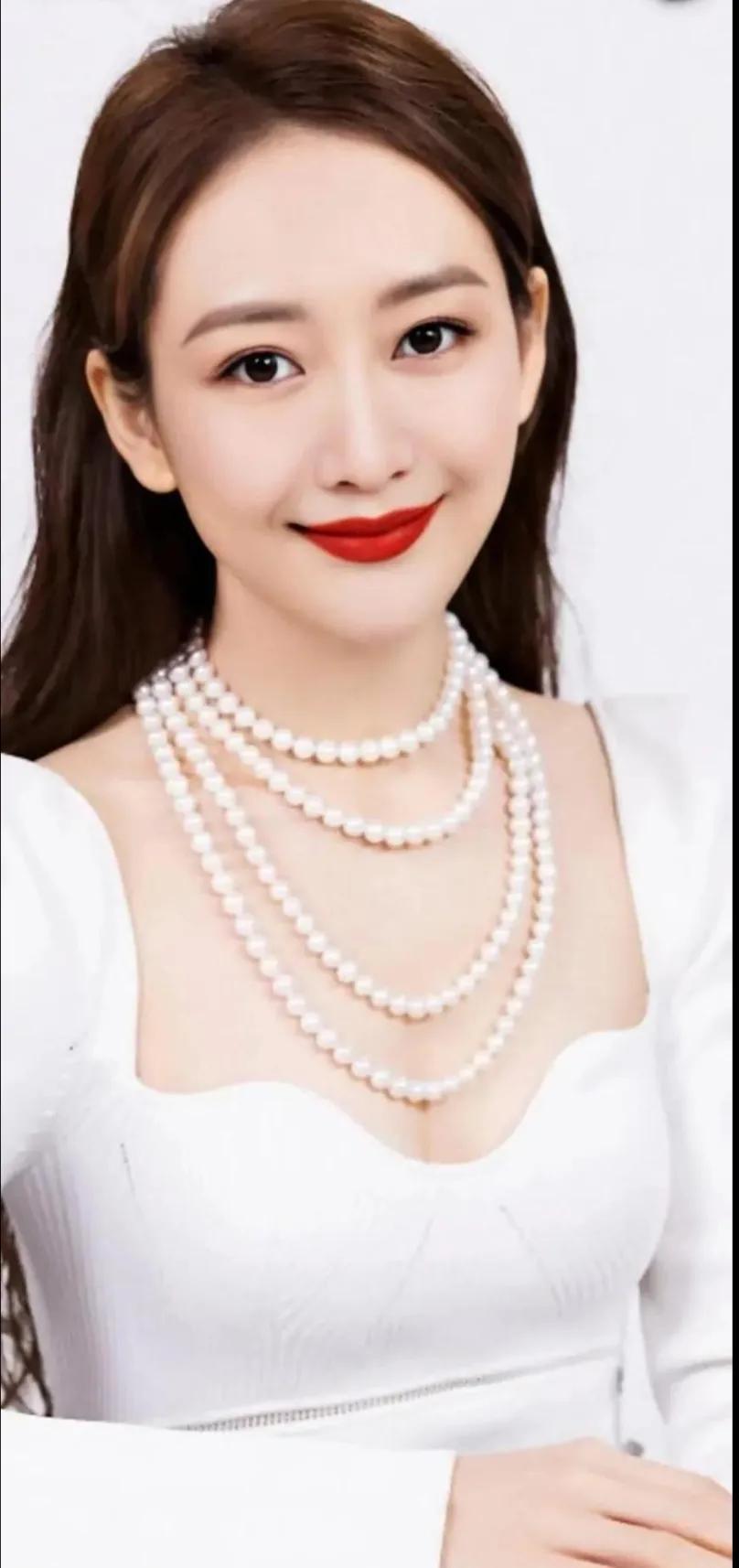 Sexy, charming, chesty and compelling Wang Ou photo - iMedia