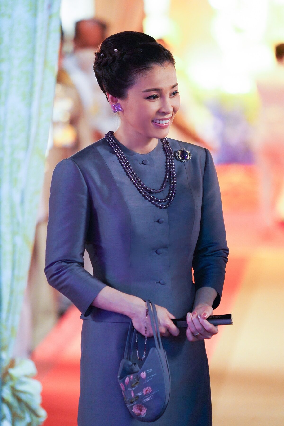 Queen Suthida can actually control the tender pink suit, which is super ...