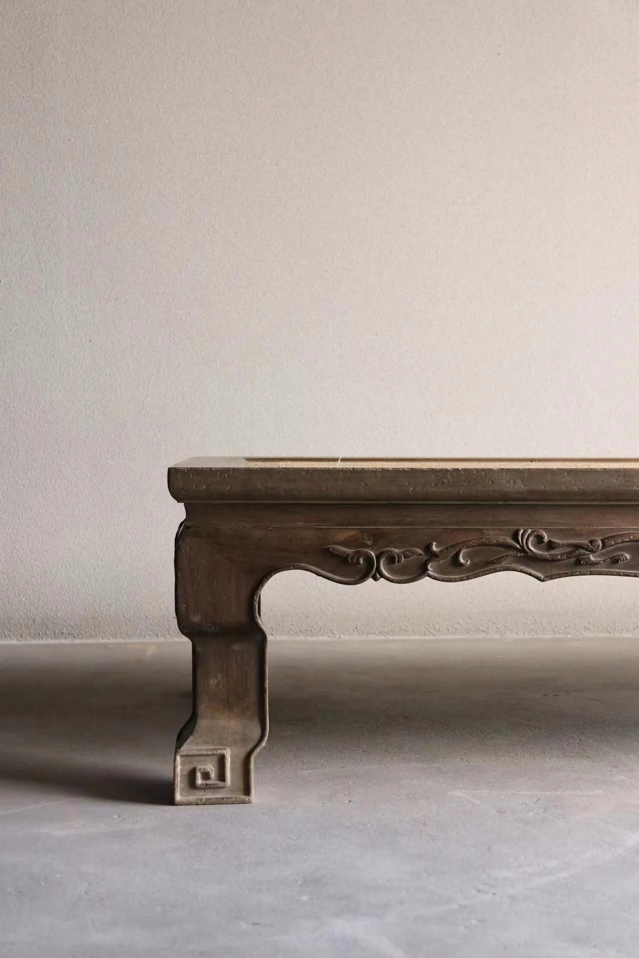 The paper windows of the bamboo house are very clean, and the tea pot ...