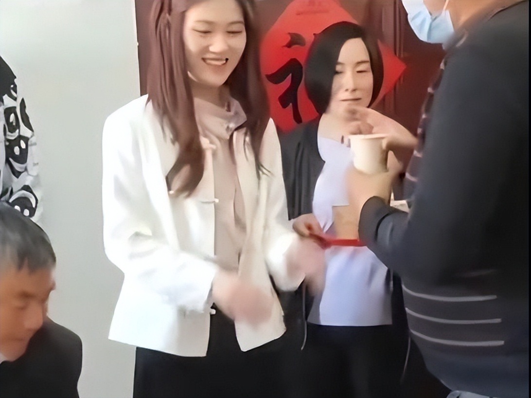 Zhu Xiaowei took Chen Meng home, and Mrs. Coat greeted her at the door, a very happy couple - iNEWS