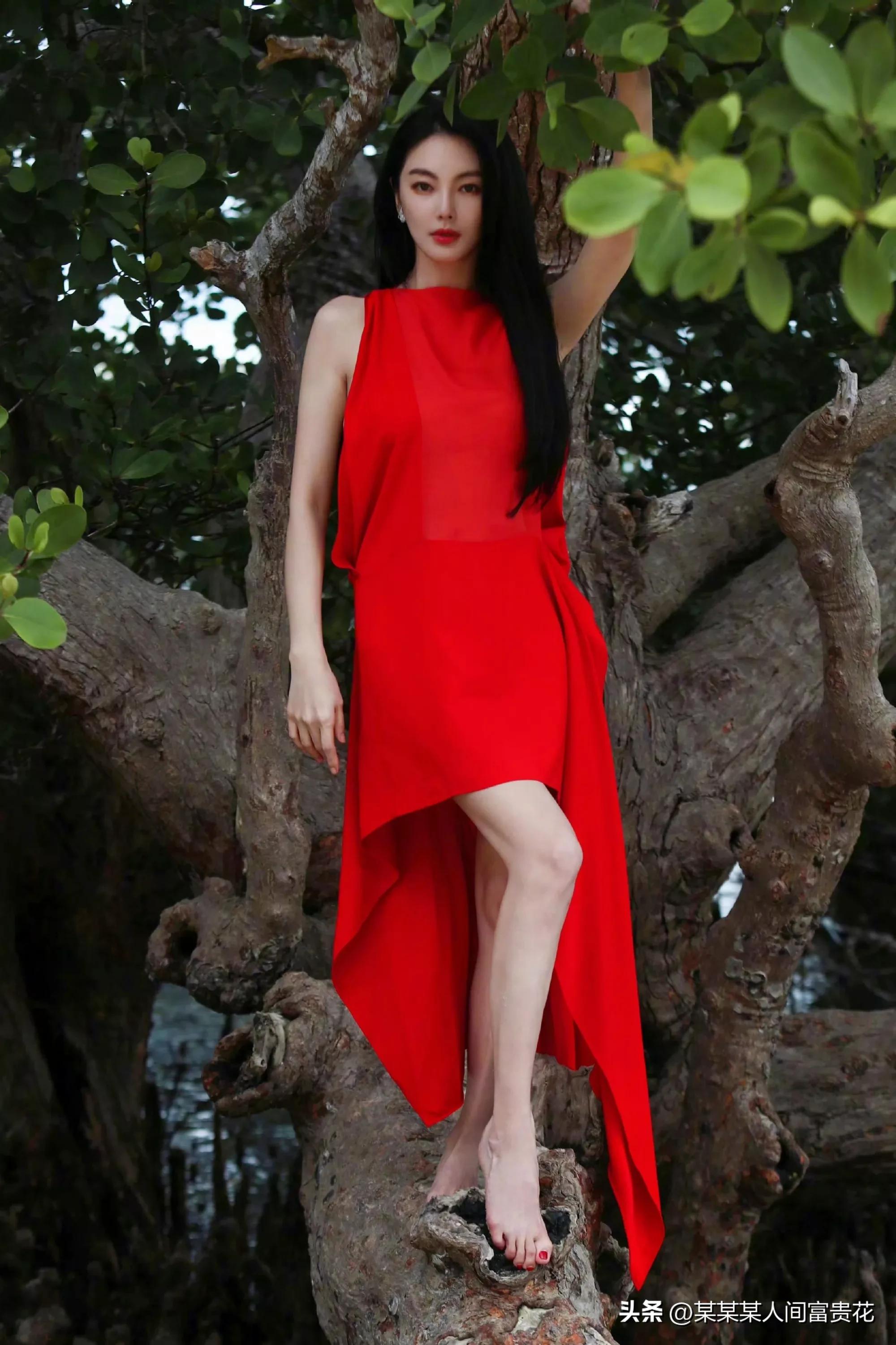 Zhang Yuqi's red dress and bare feet are so beautiful - iMedia