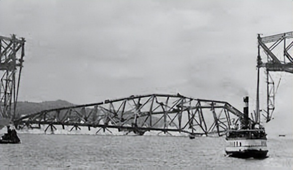Terrifying Quebec bridge collapse - iNEWS