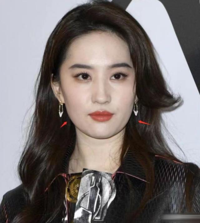 35-year-old Liu Yifei was photographed shopping without makeup, netizens commented: looks like ...