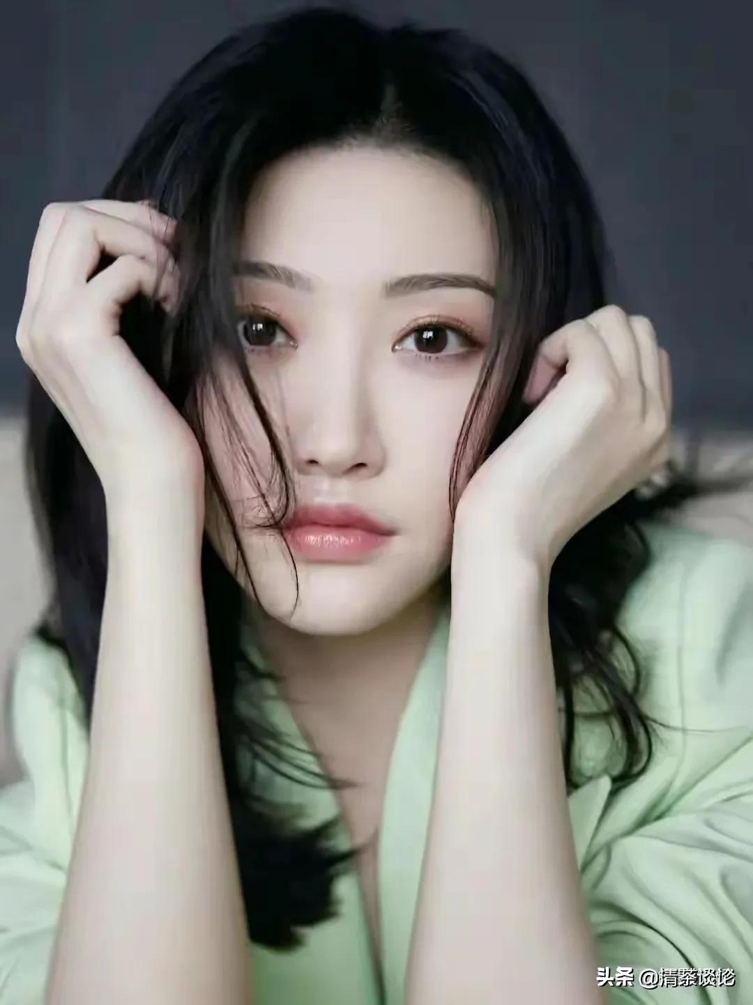 Jing Tian's beauty is pure and flawless, and his pale green suit is ...