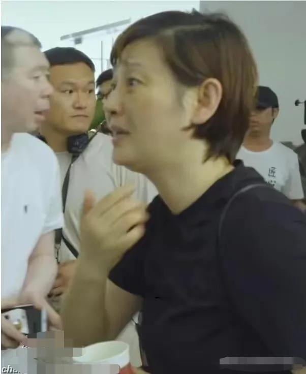 56-year-old Xu Fan visits Feng Xiaogang without makeup. His complexion is dull and old, and the ...