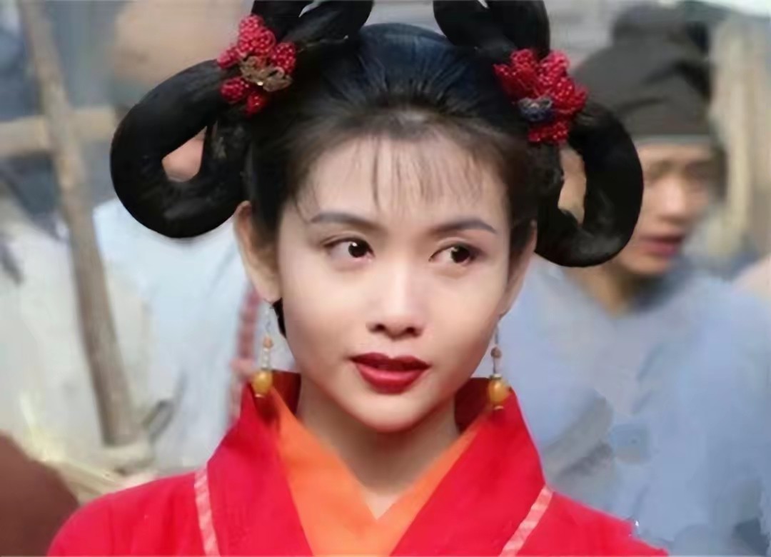 Qiu Shuzhen appeared at the birthday party, with a low-neck top showing ...