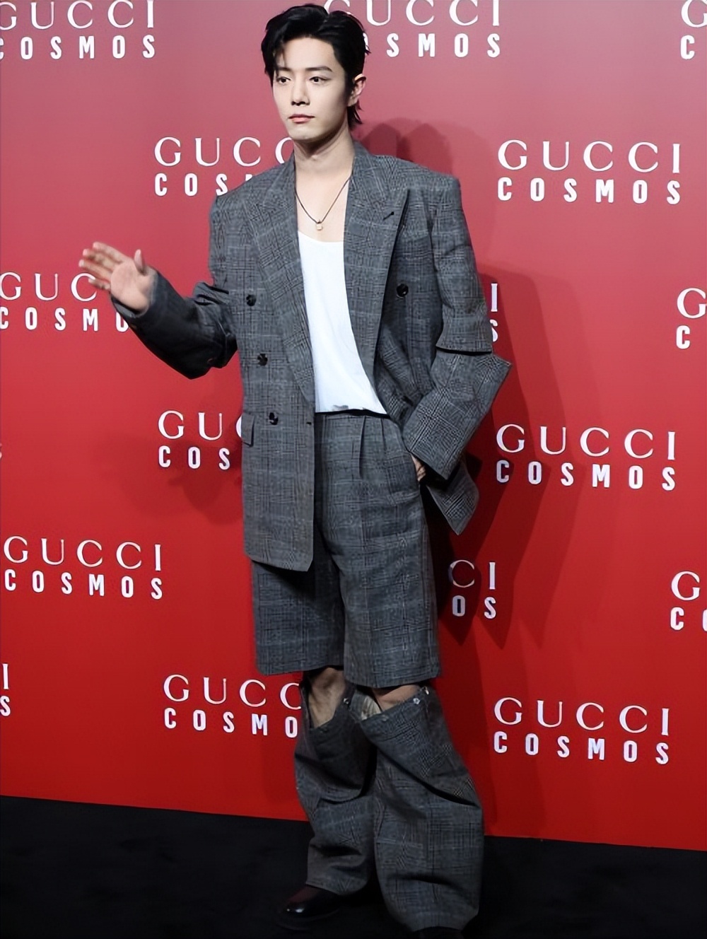 Xiao Zhan chooses a fashionable new outfit again, the ripped pants are ...