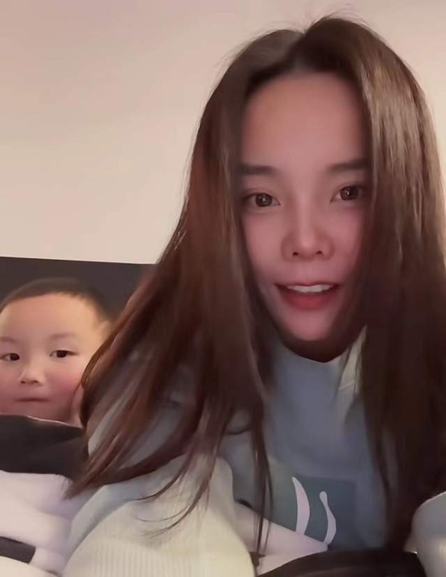 Xiong Lei posted a picture with his son in the same frame, Hui Bao grew a lot taller, and Tian ...