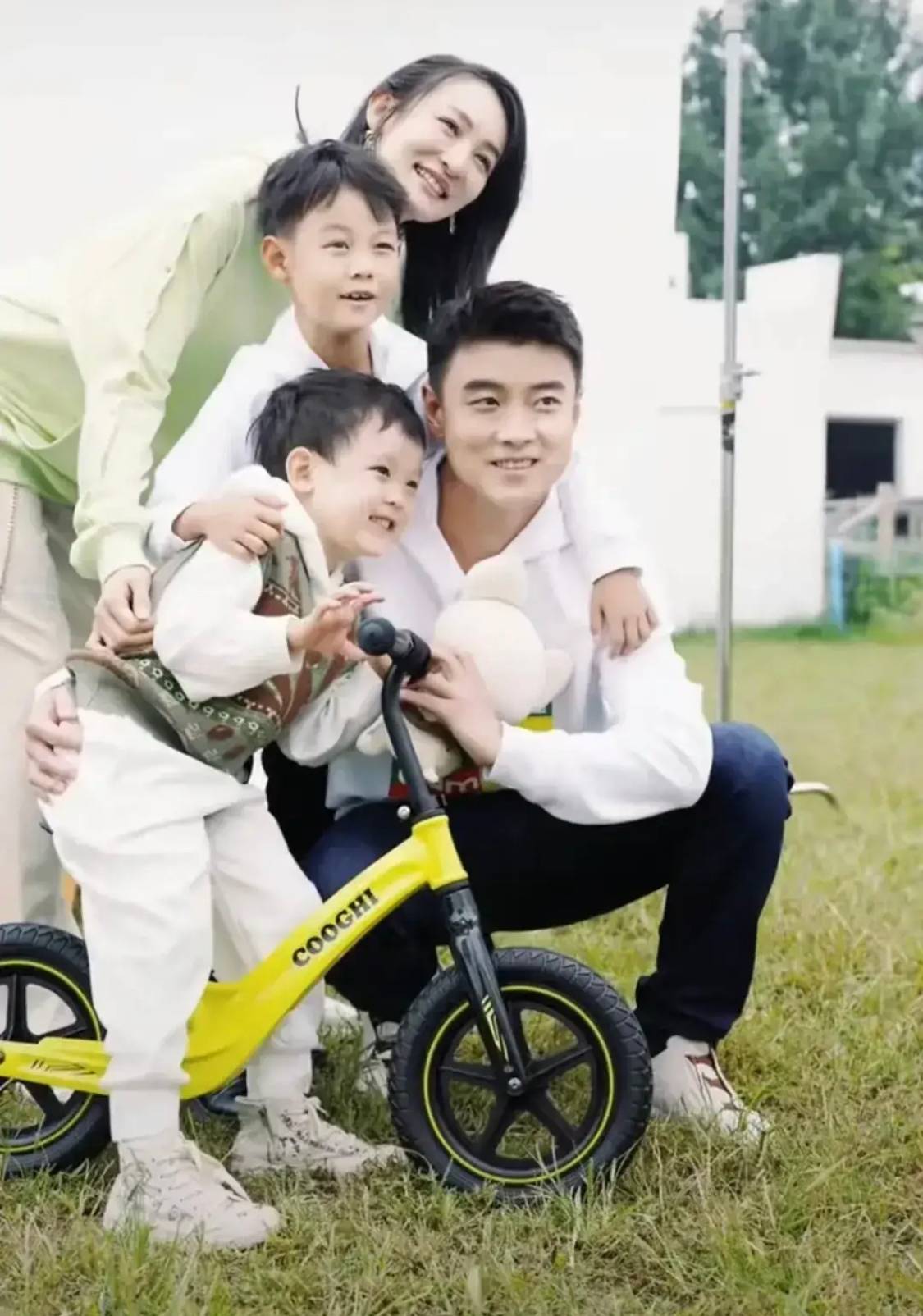 Wang Hao's family of four are in the same frame, the wife is stylish in ...