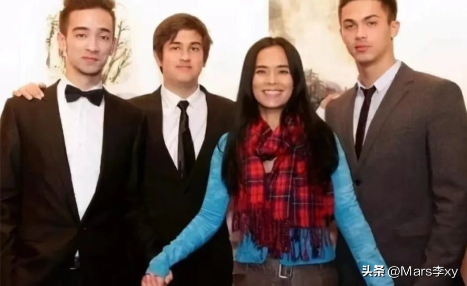 Wei Wei and his three sons are in the same frame! At the age of 59, she ...