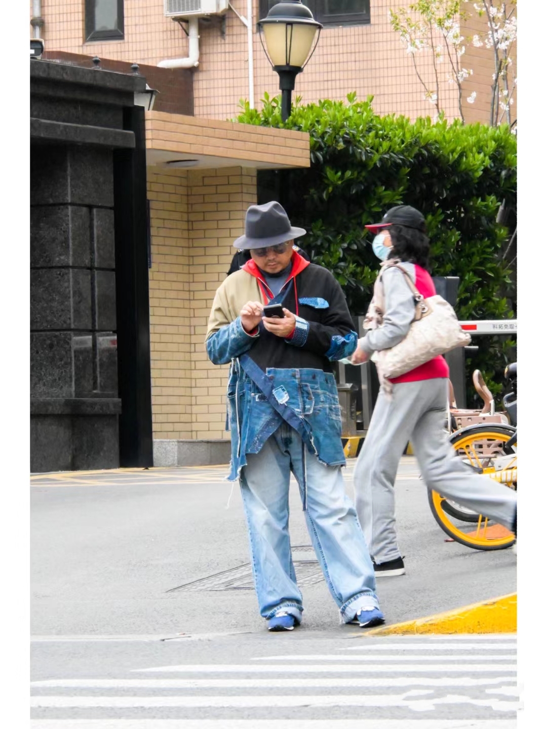 Xu Zheng seldom appeared in the photo, with a mustache and sunglasses ...