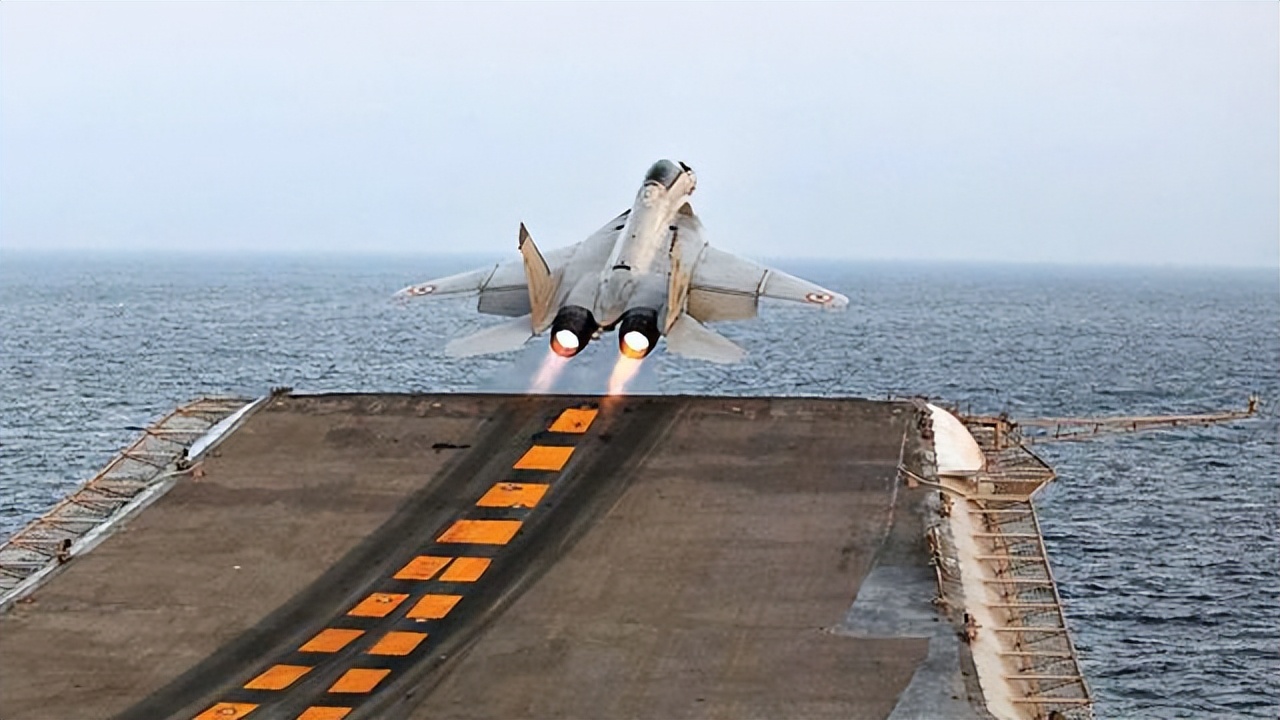 Aircraft carrier steam catapult - iNEWS