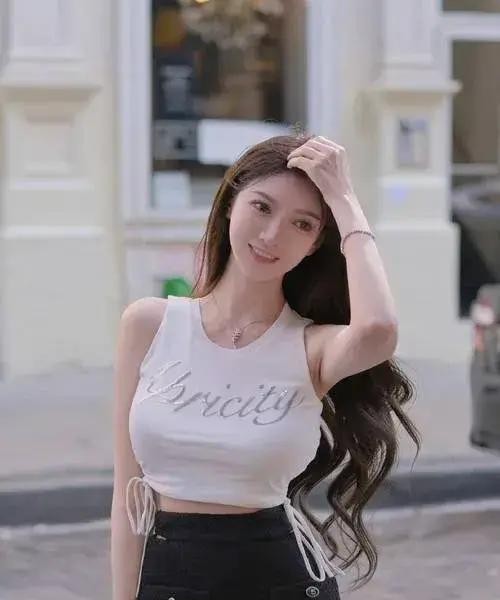 Can Huang Xiaoming bear this? Ye Ke shows off her "technological breasts" on live broadcast! Too ...