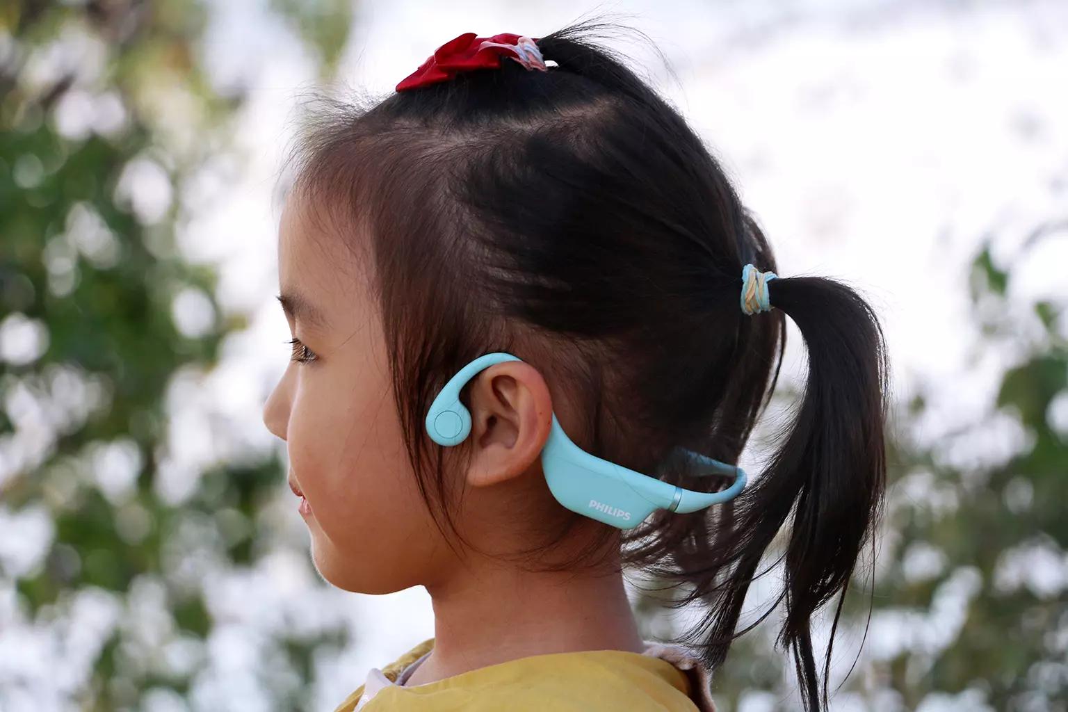 Philips K4607 bone conduction earphones for children, caring for ...