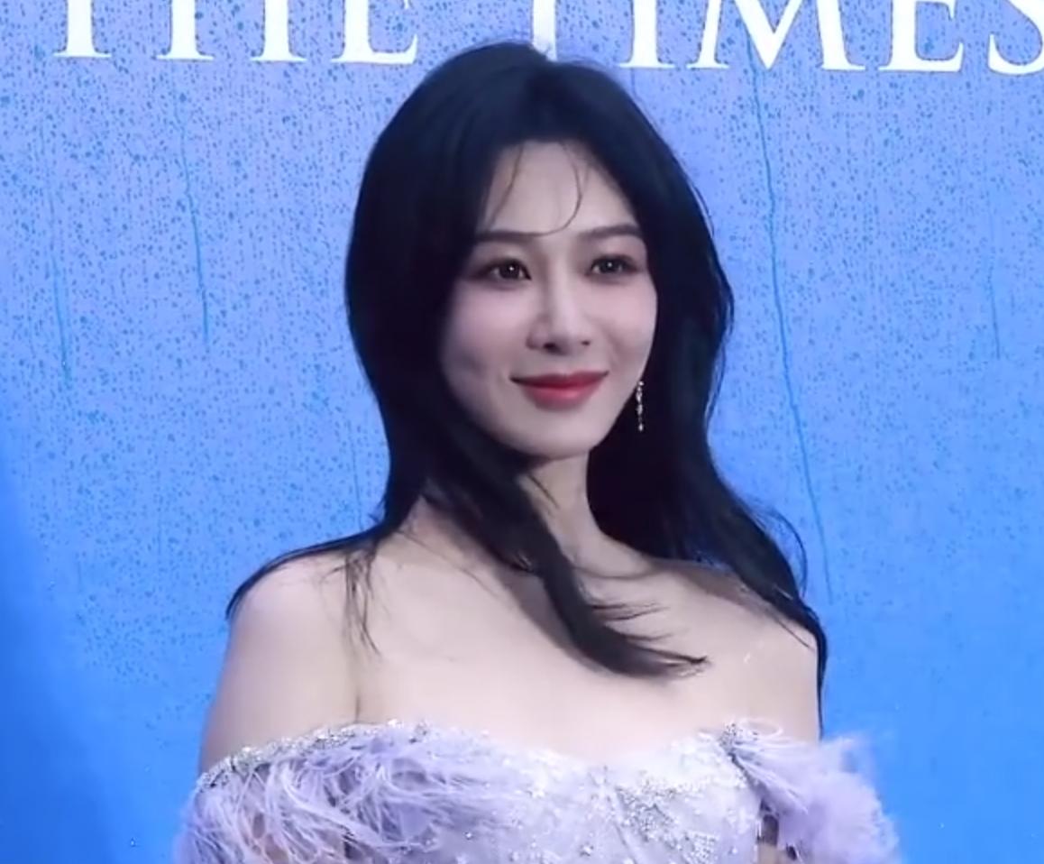 It's the red carpet again! Yang Zifeng is messy, Yin Tao's breasts are ...