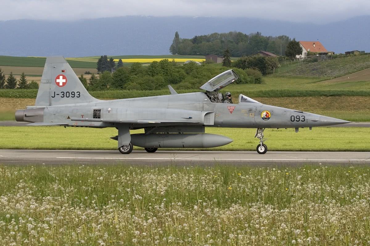 A flexible, easy-to-use, air-to-air F-5 fighter - iNEWS