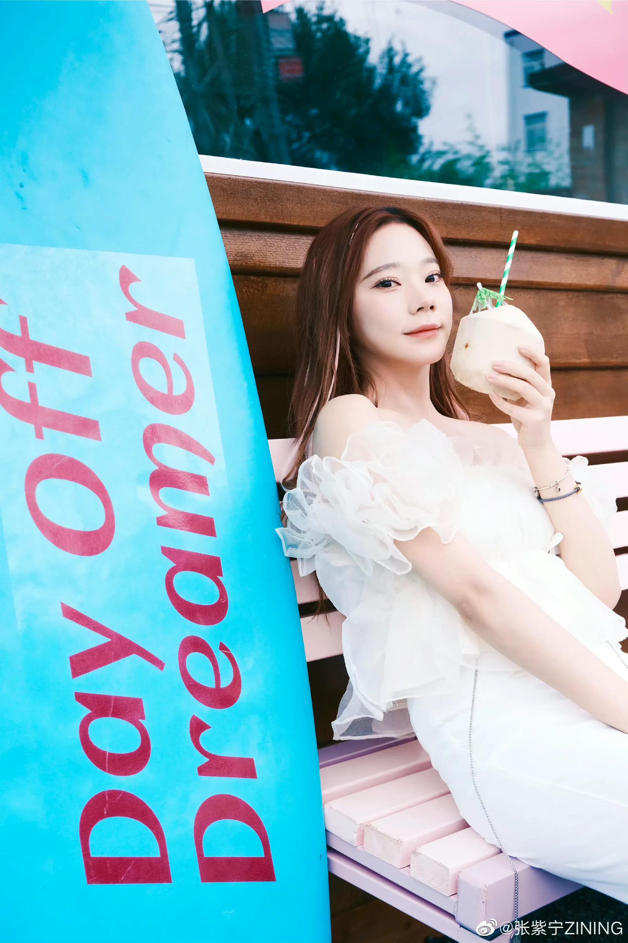 Beautiful picture of Zhang Zining - iNEWS