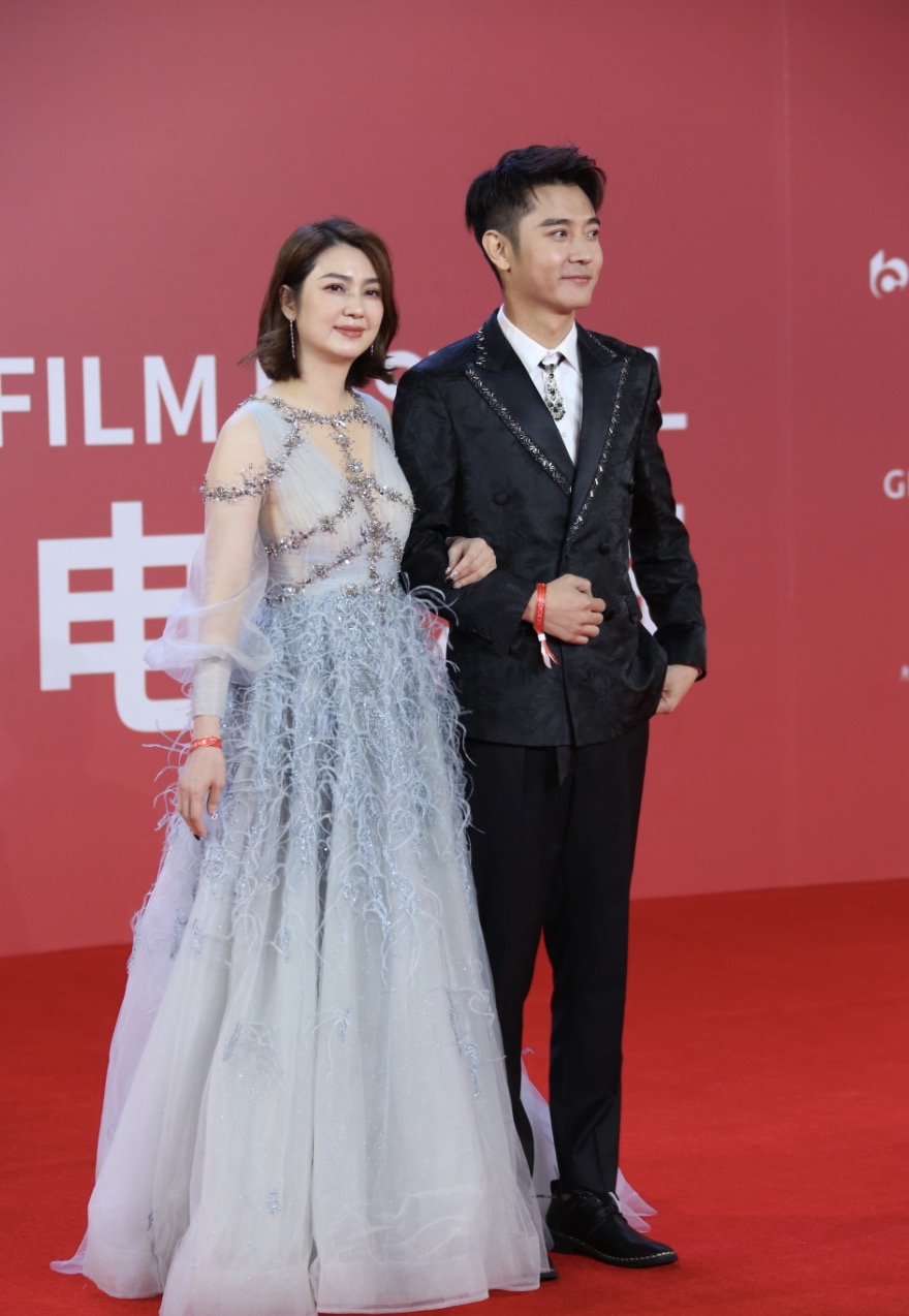 Zhang Danfeng and Hong Xin fit together and walked the red carpet arm ...
