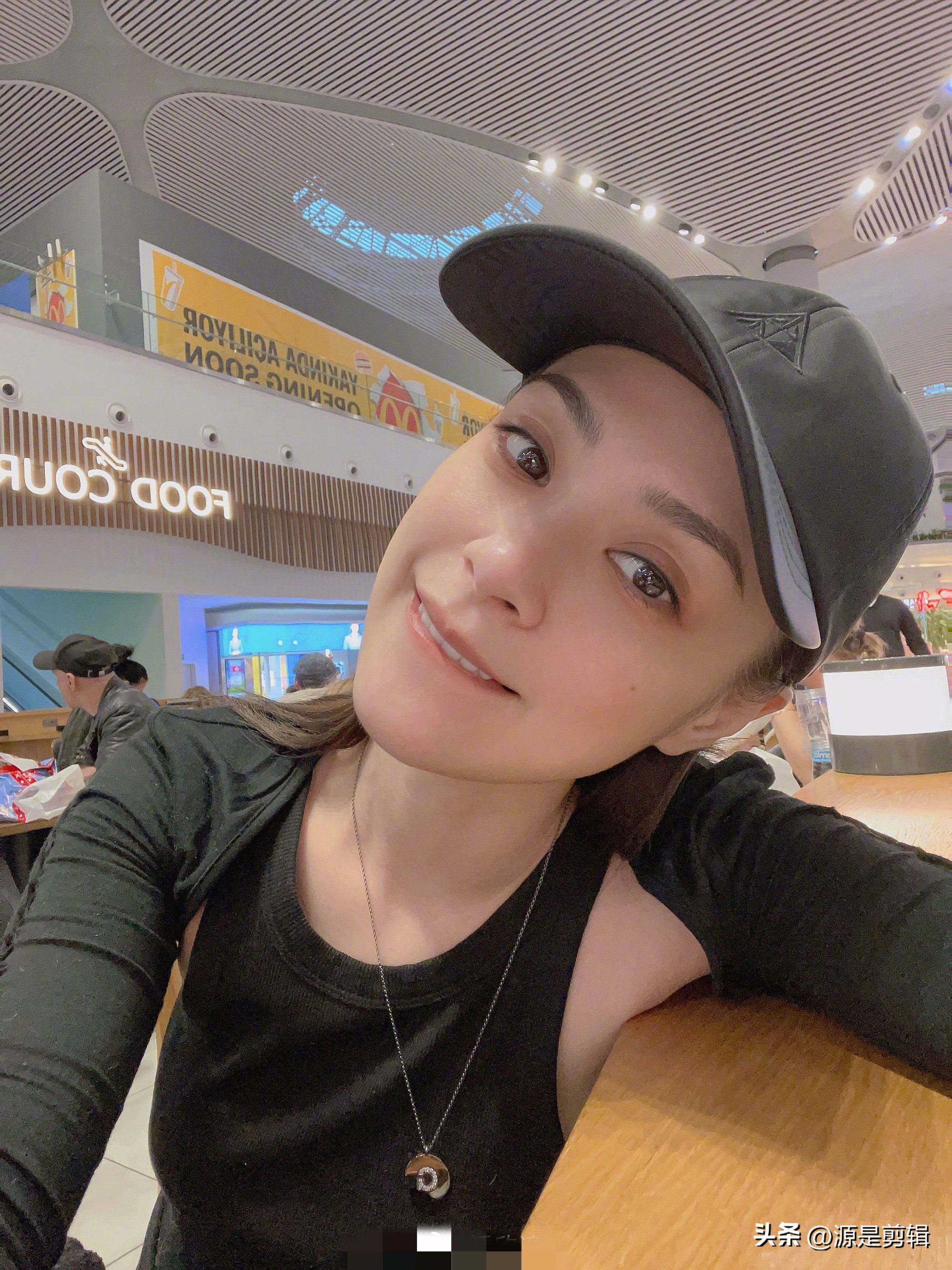 Gillian's playful and cute selfie at the airport - iMedia