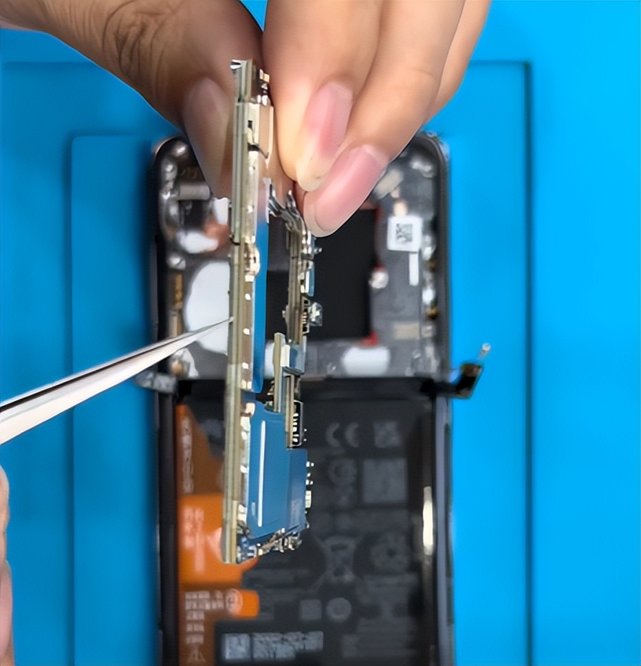 There is a reserved 5G RF chip location!Huawei Mate 50 Pro teardown ...