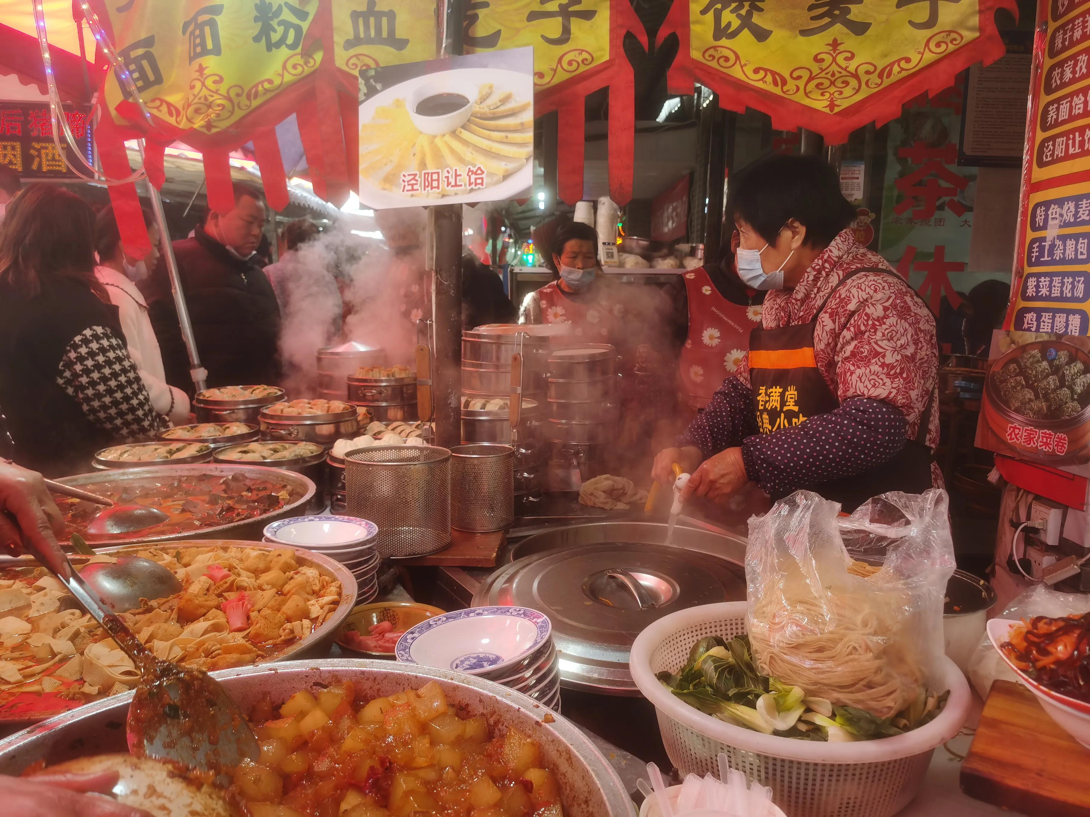 On the second day of the Chinese New Year, Fucha Town is crowded with ...