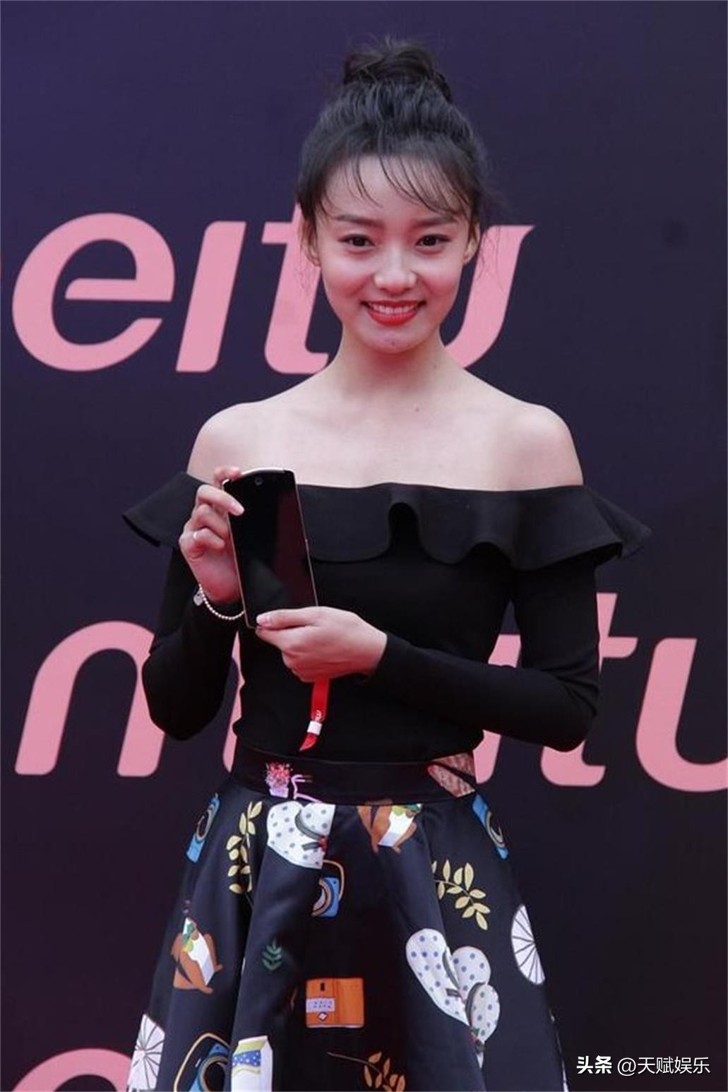 Look at the photo of film and television actress Lin Yuan in the 38 ...