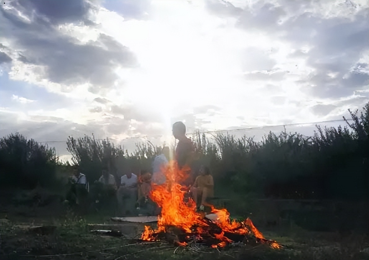 The yam-burning bonfire burns in the wanderer's heart - iNEWS