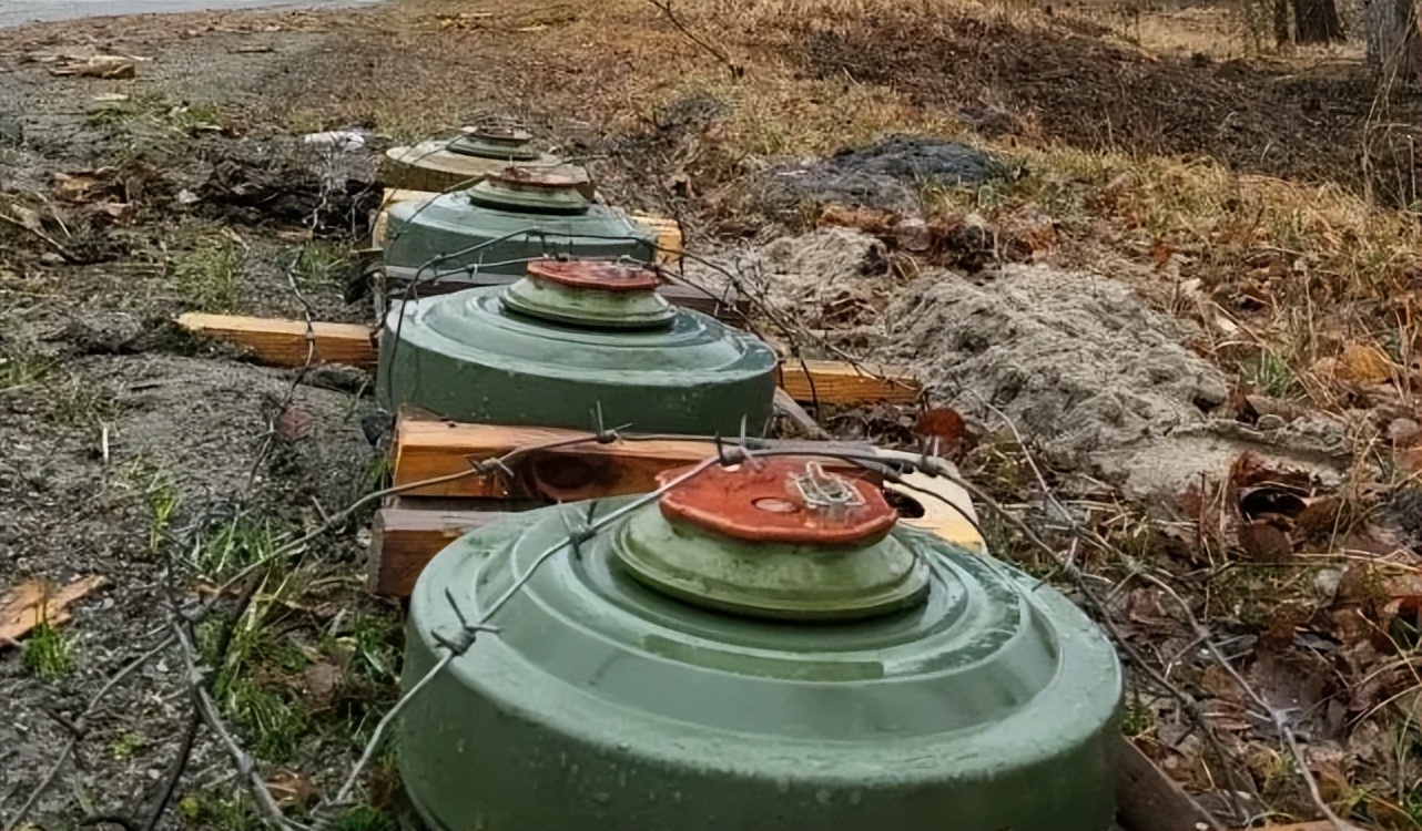 The Russian army took out the weapons at the bottom of the box and ...